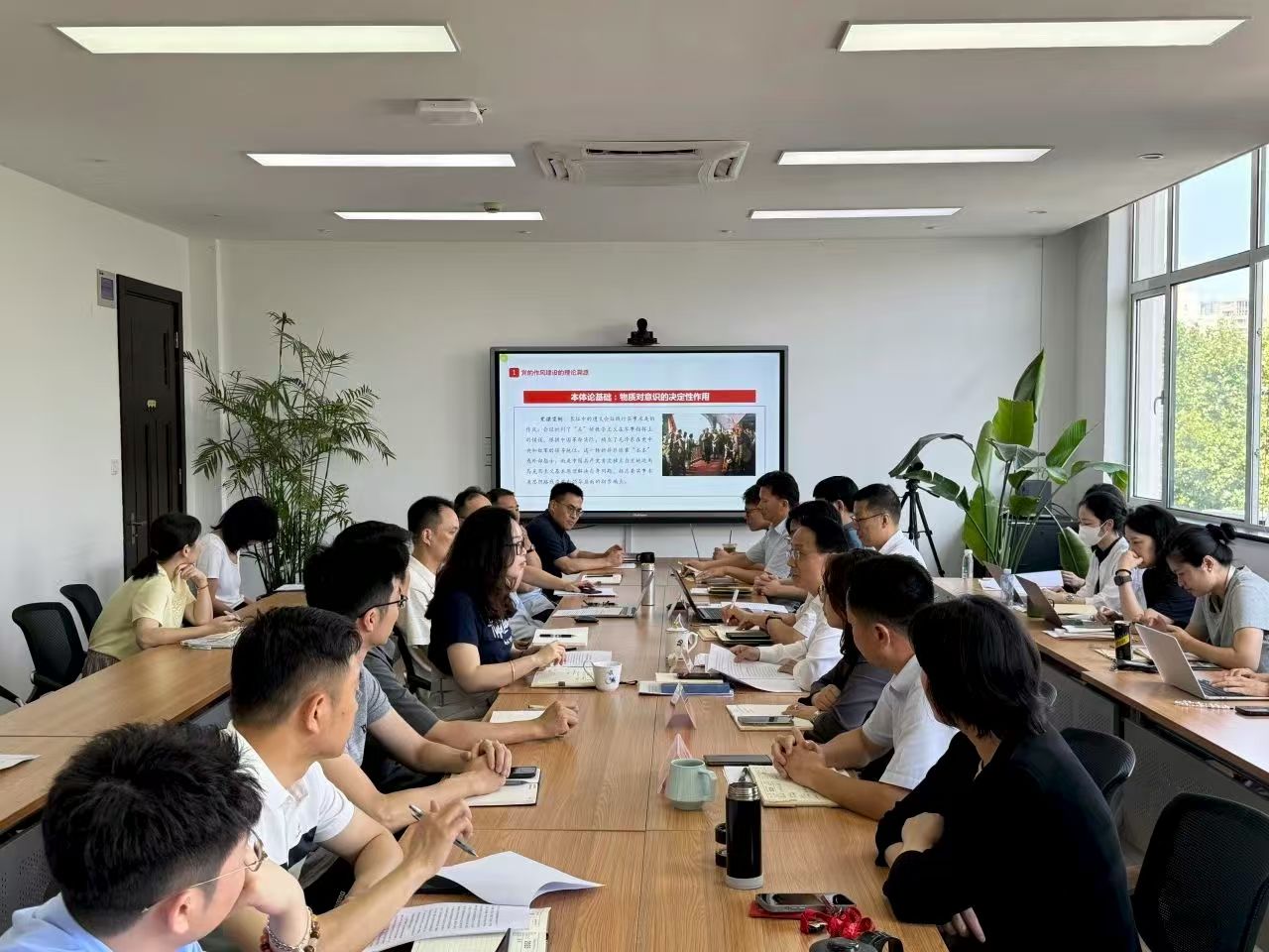 法学所党总支举办深入贯彻中央八项规定精神学习教育专题党课